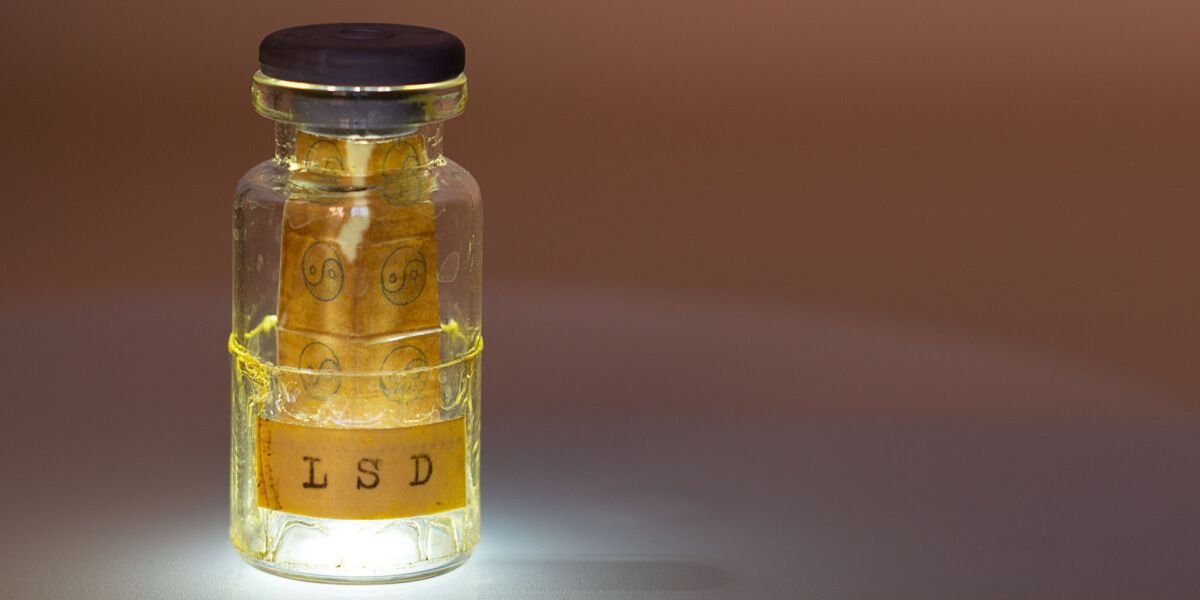 How to Identify LSD: What it Looks, Smells, and Tastes Like